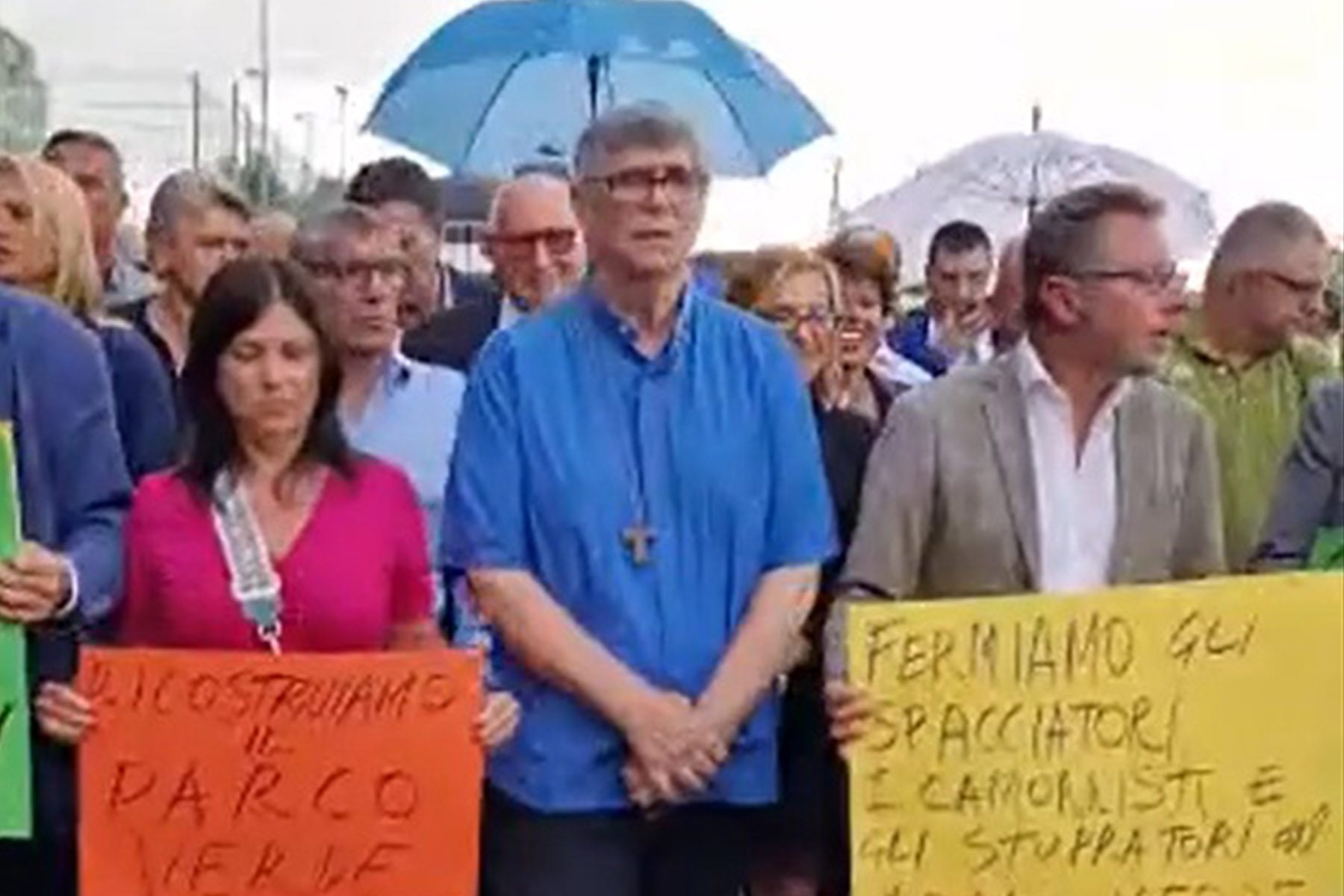 Corteo A Caivano Per Le Cuginette Stuprate Poche Persone Del Parco