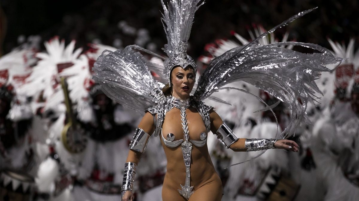 Tutti I Colori Del Carnevale Di Rio Tra Parate Carri Allegorici Samba