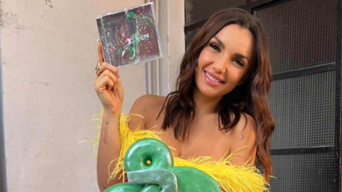 Elettra Lamborghini Festeggia Con Labito Di Piume Il Compleanno E L