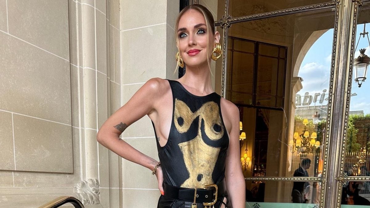 Chiara Ferragni Col Seno Dipinto Sul Top Saluta Parigi Tra Stringhe E