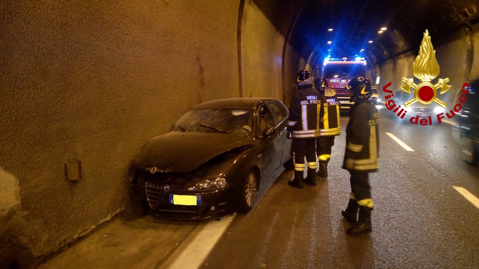 Incidente Sul Raccordo Avellino Salerno Auto Finisce Contro Una Parete