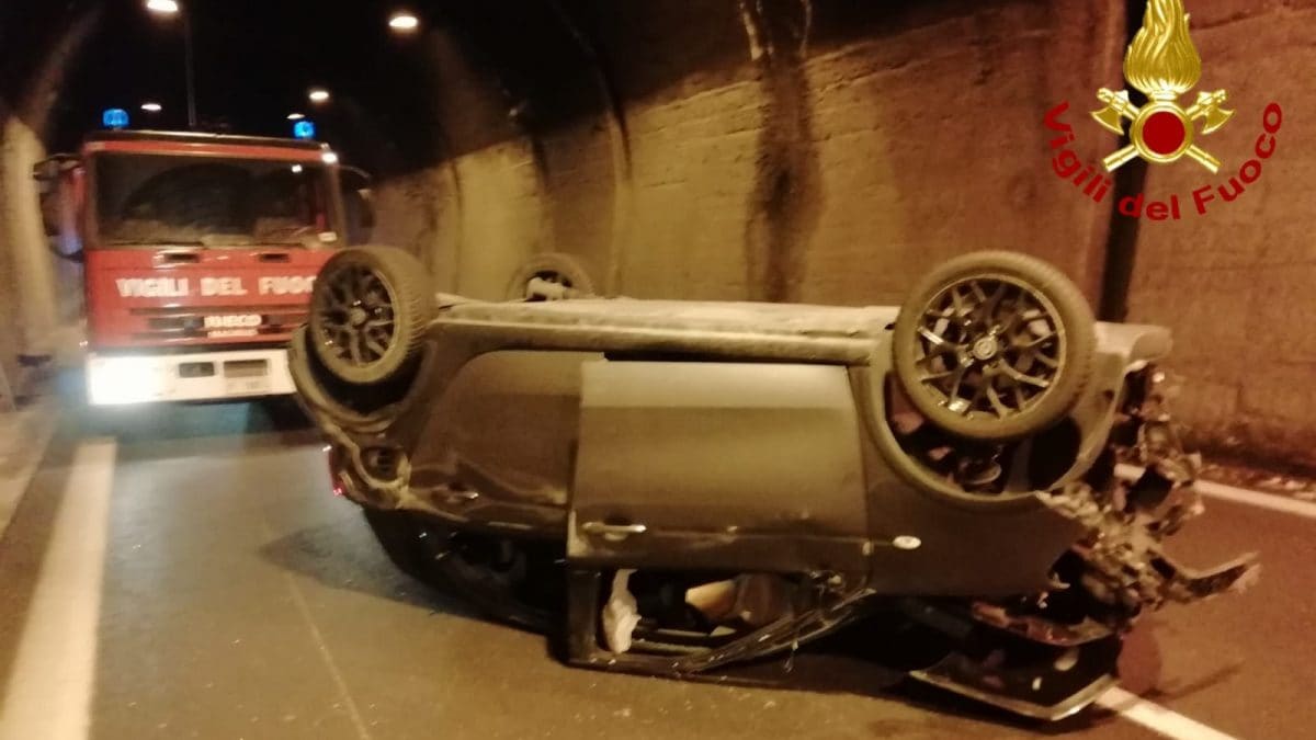 Incidente Sul Raccordo Avellino Salerno Auto Si Ribalta Dopo Un