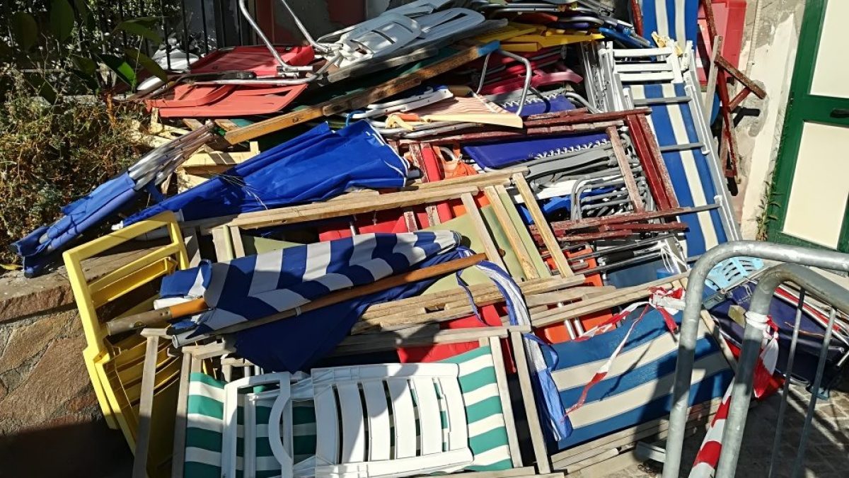 Ischia Spiaggia Libera Occupata Da Lettini E Ombrelloni Abusivi