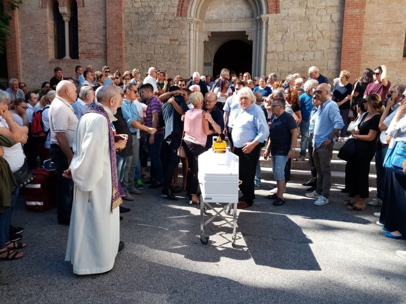 Bimbo Annegato A Mirabilandia Folla A Castrocaro Terme Per Il Funerale