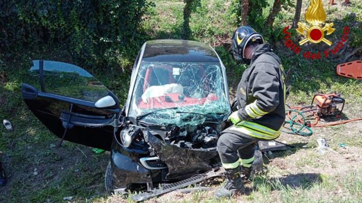 Incidente Salzano Auto Si Scontrano E Finiscono Fuori Strada Morta