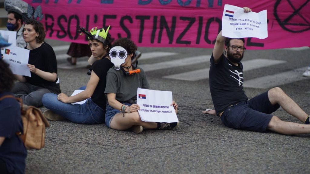 Protesta Alleurovision Ambientalisti Bloccano Le Auto La Polizia Li