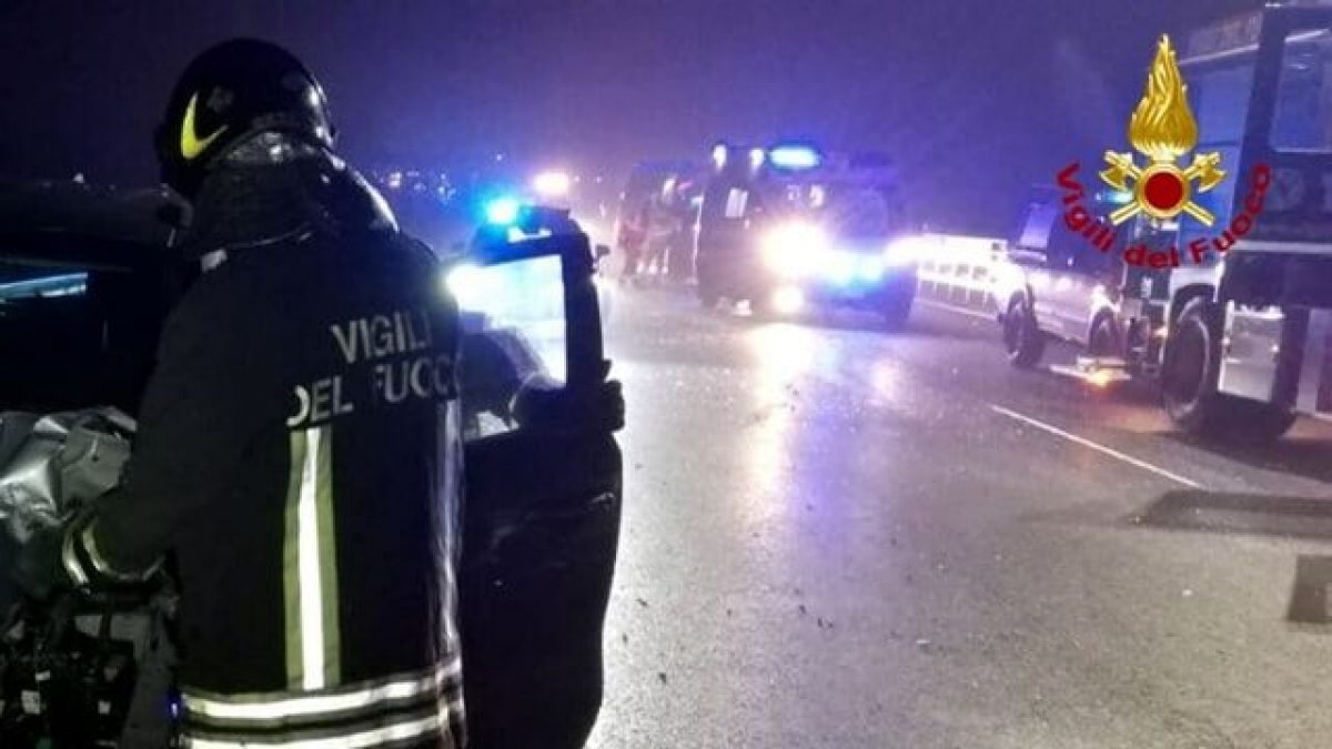 Incidente A Modugno Auto Contro Bus Morti Tre Ragazzi Tra 19 E 25