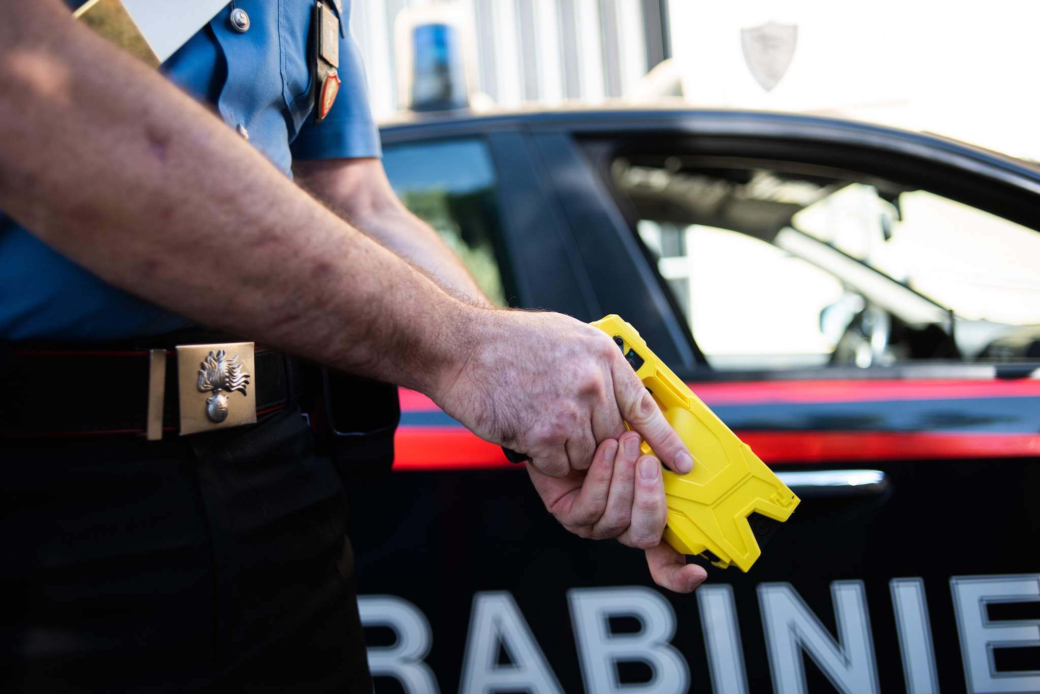 Chieti I Carabinieri Lo Fermano Con Il Taser Mentre Corre Nudo In