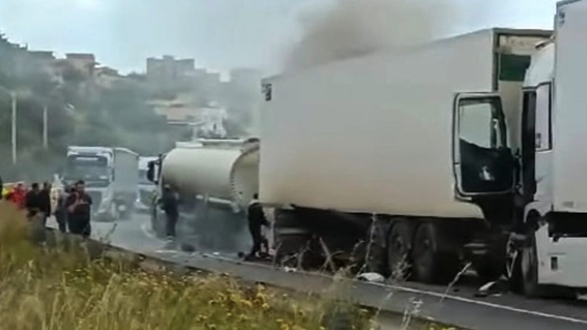 Auto Schiacciata Tra Due Tir In Coda Sulla Statale Antonio Trovato